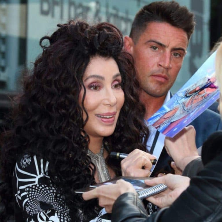 50+ Secured Celebrities with the Most Intimidating Bodyguards – Page 36